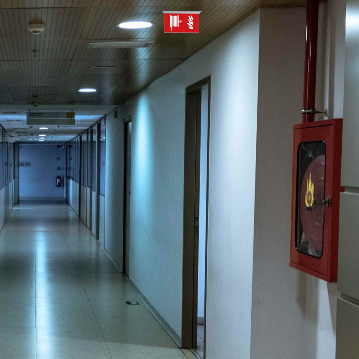 Recessed permanent emergency light with "Hydrant" pictogram